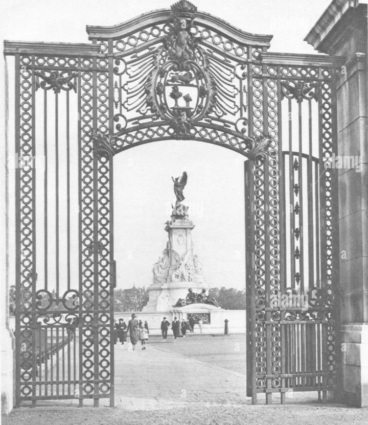 Wonders: Queen Elizabeth's Buckingham palace gate was built by Awka ...