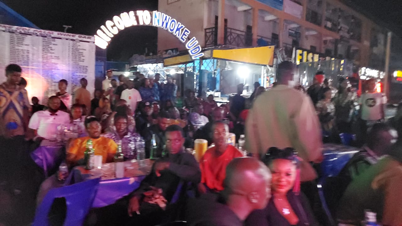 Comedian Funny Bone thrills audience as Nwoke Udi Bar hosts weekend ...
